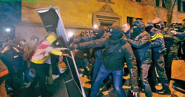 格魯吉亞民眾連續兩晚示威 抗議政府暫緩入歐談判 - 時事台 - 香港高登討論區